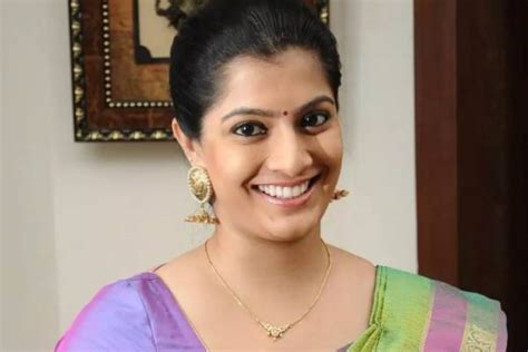 பிரமாண்டமாக நடந்த வரலக்ஷ்மி நிச்சியதார்தம் யார் மாப்பிள்ளை தெரியுமா