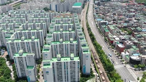 서울 도봉구 도봉동에 위치한 도봉산 인근에 위치한 경기 의정부시 장암동에 있는 의정부ic와 인근 전경을 보다 대한민국 고화질 드론 촬영 시네마틱아카이브 Youtube