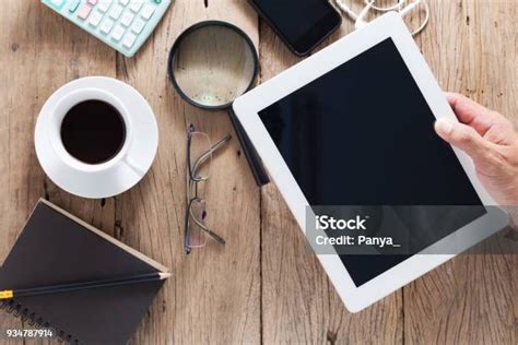 보유 및 나무 사무실 책상 및 비즈니스 개체에 사용 하 여 태블릿 비즈니스 남자를 손 개념에 대한 스톡 사진 및 기타 이미지 개념 공란 남자 Istock