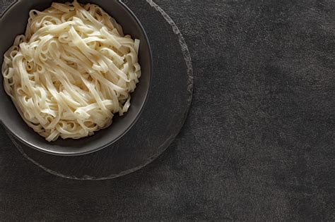 회색 그릇에 담긴 삶은 석판 접시에 둥글고 어두운 배경 평면도 0명에 대한 스톡 사진 및 기타 이미지 0명 건강한 생활방식 국수 Istock