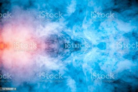 블루와 레드의 멀티 컬러 패턴 얼굴 및 귀신의 머리 또는 검은색 이상한 생물의 형태로 신비로운 모양의 연기 절연 배경 파도 증기의 추상 패턴 0명에 대한 스톡 사진 및 기타