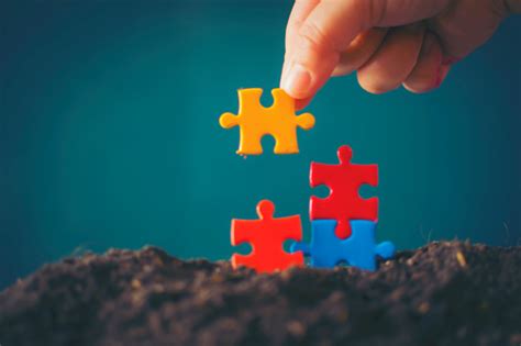 햇빛 효과 비즈니스 솔루션 성공과 전략 개념으로 직소 퍼즐을 연결 하는 사람의 근접 촬영 손 남자에 대한 스톡 사진 및 기타
