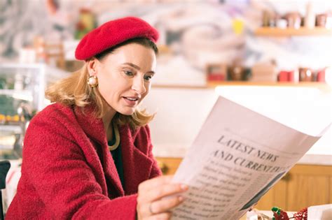 현대 프랑스 여자를 입고 빨간 베 레모 느낌이 바쁜 읽는 신문 베레모에 대한 스톡 사진 및 기타 이미지 베레모 빨강 성년 여자 Istock