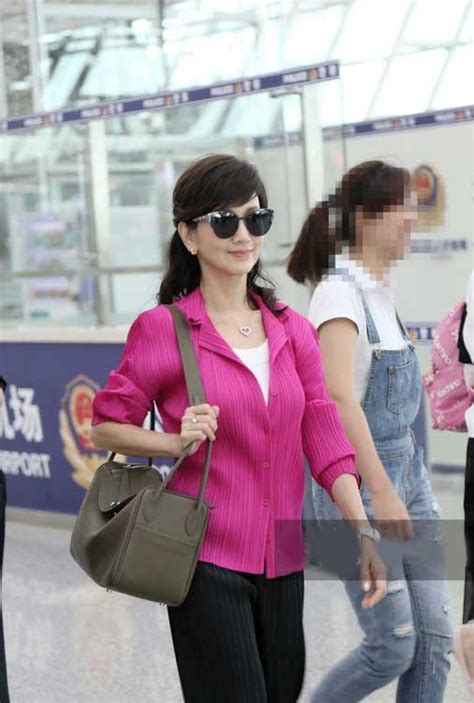 「不老女神」趙雅芝桃紅裝現身活力足 與粉絲熱聊與老公牽手同行 每日頭條