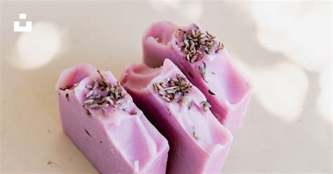 분홍색과 흰색 하트 모양의 케이크 사진 Unsplash의 무료 음식 이미지