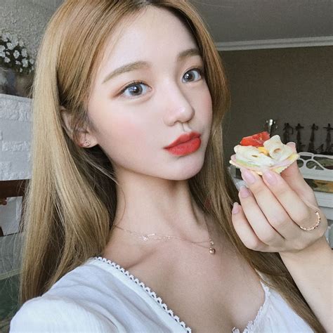 파스타로 카나페 만들어먹기 🍒 예쁘게 플레이팅 해서 오래 걸린 요리같지만 전자레인지로 3분만에 만든 오뚜기 파스타🍝치즈도 쮹쮹 늘어나구 맛있어서 엄마랑 한번에 4종류 다