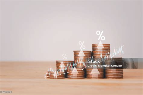 금리와 인플레이션 개념을 높이기 위해 흰색 화살표와 백분율 기호가 있는 화폐 동전 쌓기 나무 테이블과 복사 공간에 위로 이동에 대한 스톡 사진 및 기타 이미지 Istock