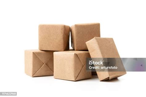 온라인 쇼핑 및 배달 개념 특급 배달 판지 상자의 무리 미니 골판지 상자 공예 용지와 소포 상자 소매 소비자주의에 대한 스톡