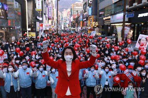 부산 서면 거리 유세 펼치는 김재연 대선 후보 연합뉴스