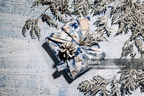 일본의 전통 후로시키 스타일을 감싸는 제로 폐기물 선물 블루 핸드 메이드 기프트 패키지 는 패브릭 투자와 콘 생태학적 개념의 친환경 장식 0명에 대한 스톡 사진 및 기타