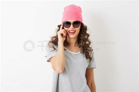 积极高清图片时髦漂亮女人的肖像，戴着粉色帽子，太阳镜，微笑，心情愉快，孤立，休闲风格，年轻学生，迷人的脸，积极的面部表情，时尚配饰人像图片免费下载格式编号53093640 千图网
