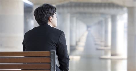 부하직원이 정시 1분전 출근해 휴대폰만 분노한 직장상사 부하직원이 정시 1분전 출근해 휴대폰만 분노한 직장상사