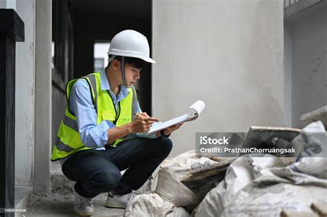 검사관 또는 엔지니어가 클립보드에 글을 쓰고 건설 현장에서 건축 자재를 확인하는 이미지 30 34세에 대한 스톡 사진 및 기타 이미지 30 34세 개발 건물 외관