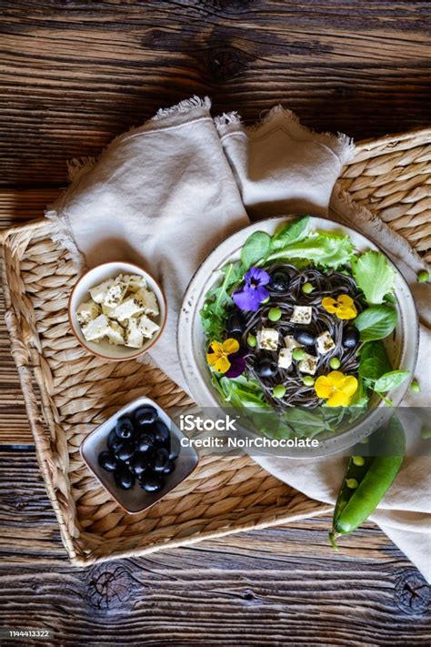 잎이 많은 채소 올리브 녹색 완두콩 양 치즈와 식용으로 검은 콩 파스타 샐러드 잎이 많은 녹색 올리브 녹색 완두콩 양 치즈와 식용 꽃과 검은 콩 파스타 샐러드 0명에 대한