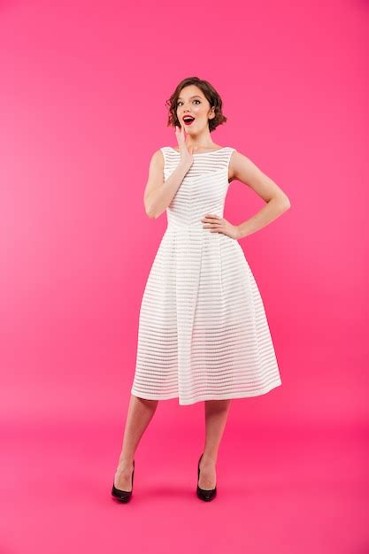 Ritratto Integrale Di Una Ragazza Eccitata Foto Gratis