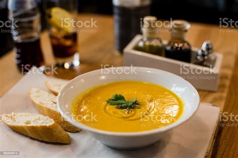 호박과 당근 크림 치즈 토스트와 나무 테이블 복사 공간에 그릇에 크림 수프 전통적인가 겨울 빵 토스트와 함께 요리 0명에 대한 스톡 사진 및 기타 이미지 Istock