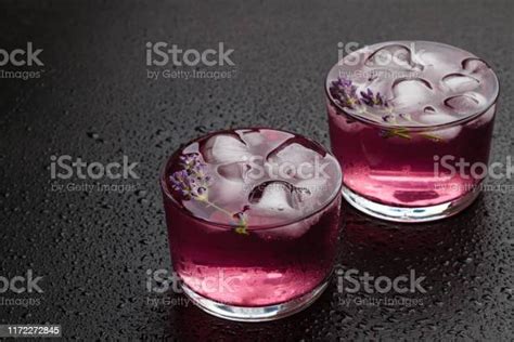 젖은 검은 색 배경에 얼음라벤더 레모네이드 해독 물 여름 음료 0명에 대한 스톡 사진 및 기타 이미지 0명 건강한 식생활 검은색 Istock