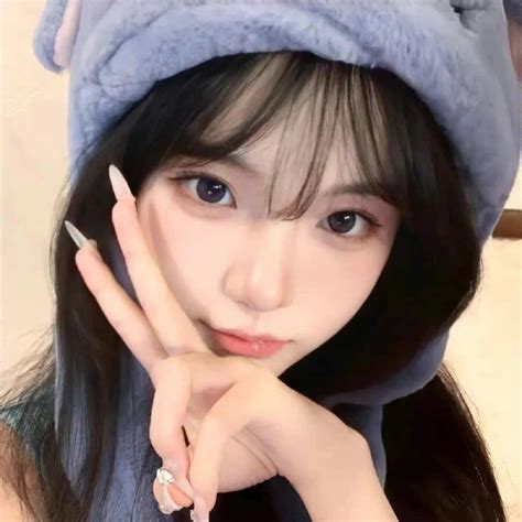 可爱女生比耶手势微信头像 小姐姐歪头比耶真人女生头像