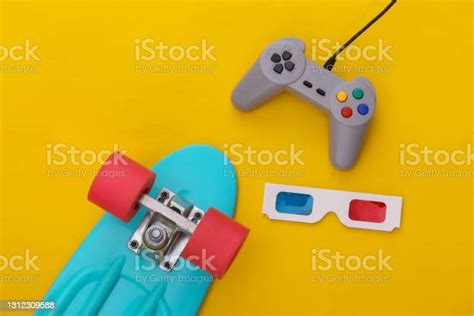 청소년 재미 복고풍 보석 패드 순양함 보드 노란색 배경에 3d 안경 80 년대 플랫 레이 상단 보기 3d 안경에 대한 스톡 사진 및 기타 이미지 Istock