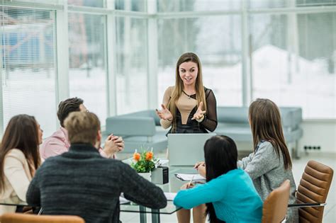 관리자는 넓은 사무실에서 회사의 새로운 광고 프로젝트의 프레 젠 테이 션을 실시 하 계획에 대한 스톡 사진 및 기타 이미지 계획 기업 문화 기업 비즈니스 Istock