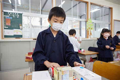 1年生 図工「箱と箱を組み合わせて」