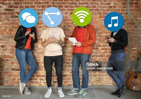 소셜 미디어를 연결하고 공유하는 창의적인 밀레니엄 세대 머리로 현대 Ui 아이콘 고객 참여에 대한 스톡 사진 및 기타 이미지 고객 참여 공유 개념 교육 Istock