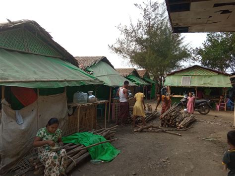 ရက္ခိုင်ဟိ စစ်ဖီးယှောင်အမျိုးသမီးများတွင် လစဥ်သုံး ပစ္စည်းများ လိုအပ်လျက်ဟိ Arakan Princess Media