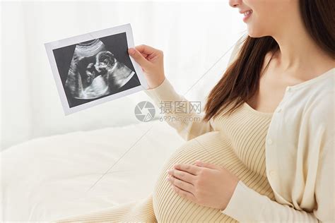 怀孕准妈妈手拿b超图特写高清图片下载 正版图片507713532 摄图网
