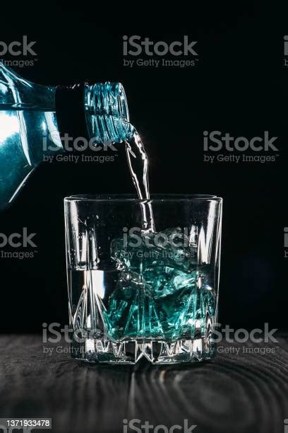 파란색 얼음 조각유리 나무 테이블에 잔에 진을 붓는다 검은 색 배경에 유리에 진 0명에 대한 스톡 사진 및 기타 이미지 0명 Gin Tonic 가득 찬 Istock