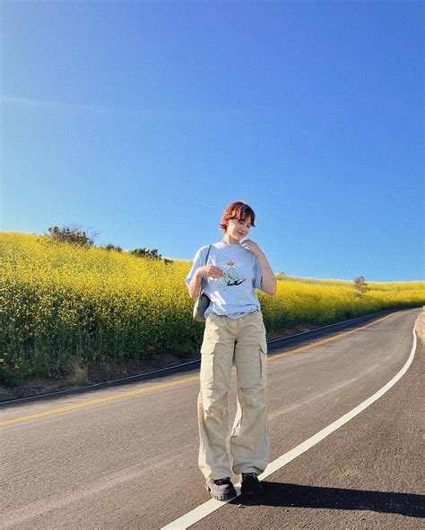 7 Cargo Pants Outfits The Fashion Set Is Wearing On Repeat Who What Wear