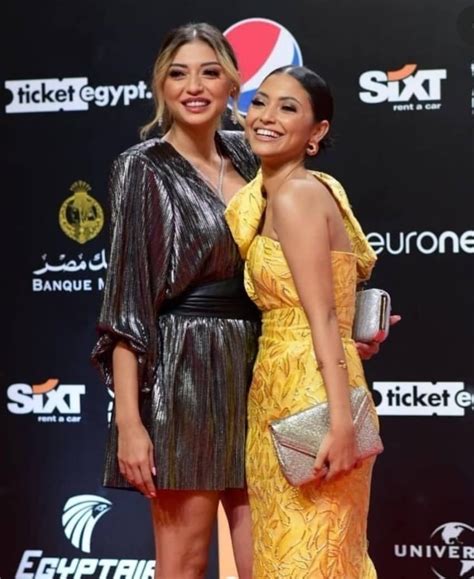 قبلات مي وميار الغيطي على ريد كاربت الجونة السينمائي صور