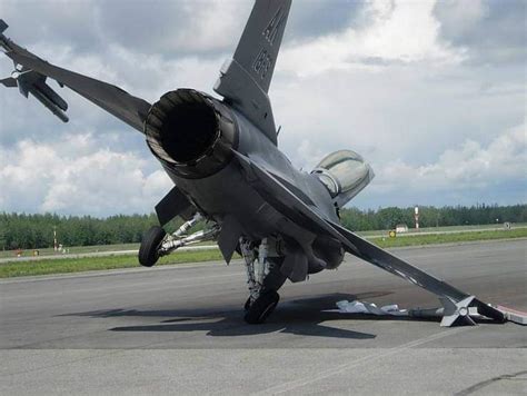 Dont Taxi Your F 16 Behind A B 1 Doing A Full Power Engine Test R Aviationmemes