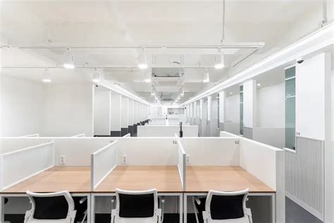 스터디 카페 깔끔한 화이트톤 바탕에 노출 천장과 그레이 템바보드 투톤 포인트와 화이트 우드 조합의 불투명 유리 칸막이가 있는