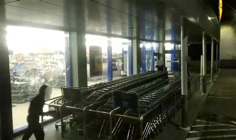 Επίθεση με βαριοπούλες στο κατάστημα Lidl στο Ίλιον από τον Ρουβίκωνα Alerta Gr