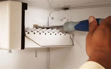 GE Ice Maker Leaking Water Into Bin How To Fix In 7 Easy Steps How To Fix It