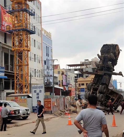រថយន្តស្ទួចមួយគ្រឿងក្រឡាប់ប៉ះរថយន្តមួយទៀត បះជើងច្រងាងបង្កការភ្ញាក់ផ្អើលនៅក្រុងព្រះសីហនុ Khmernote