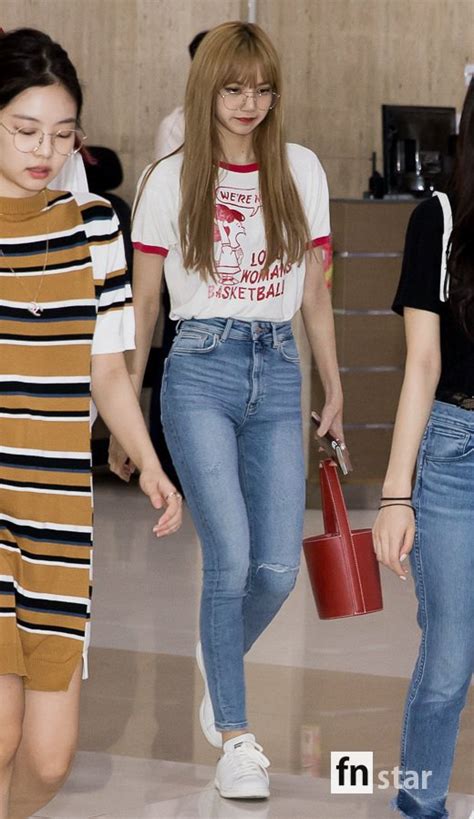 [포토] 블랙핑크 리사 ‘마네킹 같은 우월한 비율 헉스