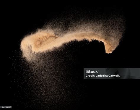 작은 크기의 좋은 모래 비행 폭발 황금 곡물 파도가 폭발합니다 추상 구름 비행 노란색 모래가 공기 중에 실리카를 튀깁니다 검은색 배경 격리된 고속 셔터 프리즈 샷 던지기