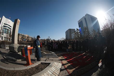 ФОТО Мэлхийт хөшөөнд хүндэтгэл үзүүлж Нийслэлийн тугийг мандууллаа