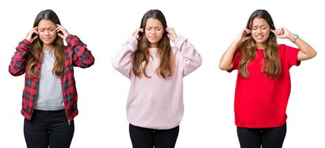 시끄러운 음악의 소음에 대 한 짜증이 식이 손가락으로 귀를 덮고 격리 된 배경 위에 아름 다운 젊은 여자 콜라주 청각 장애인 개념입니다 가리기에 대한 스톡 사진 및 기타