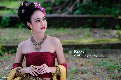 Gadis Thailand Cantik Dengan Kostum Pakaian Tradisional Di Choeng Tha