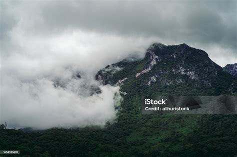 국립 공원의 시골에있는 열대 우림에있는 Doi Luang Chiang Dao 산 정상의 장엄한 전망 치앙다오 치앙마이 태국 환경 보전 0명에 대한 스톡 사진 및 기타 이미지