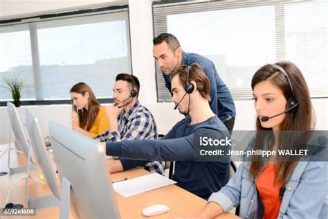 행에서 데스크톱 컴퓨터와 젊은이 및 고객 서비스 전화 지원 헬프라인 비즈니스 센터 교사 강사와 헤드셋 훈련 그룹 고객 서비스 담당자에 대한 스톡 사진 및 기타 이미지