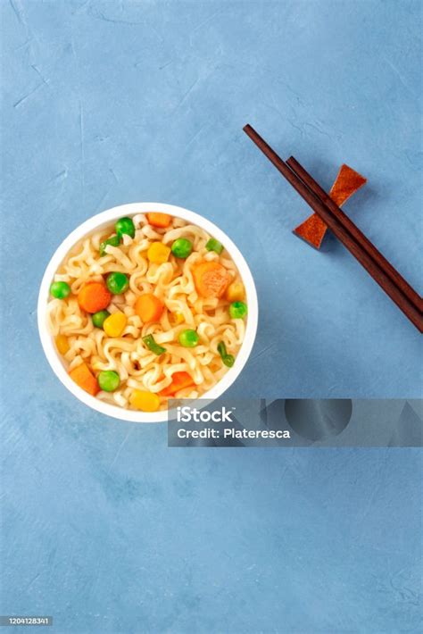 라멘 컵 플라스틱 컵에 인스턴트 메밀국수 젓가락으로 찍은 오버헤드 샷 텍스트 장소 0명에 대한 스톡 사진 및 기타 이미지 0