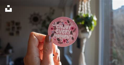 매 순간을 즐기라는 분홍색 스티커를 들고 있는 사람 사진 Unsplash의 무료 매 순간을 즐기세요 이미지