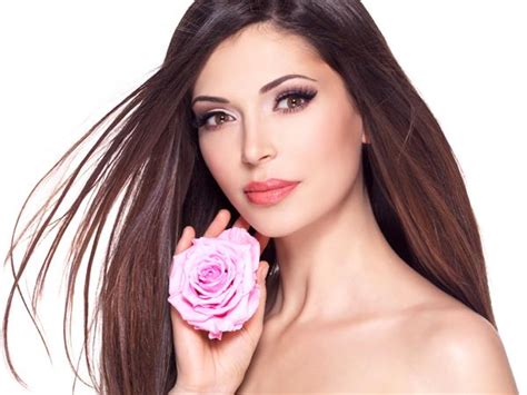 پرتره یک زن زیبای سفید پوست با موهای صاف بلند و رز صورتی در صورت 1580796
