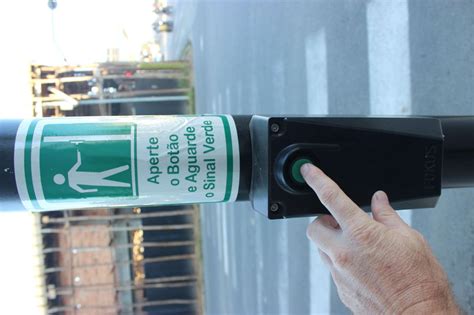 Atitude Correta No Semáforo Pedestre Deve Apertar Botoeira E Aguardar Sinal Verde Para