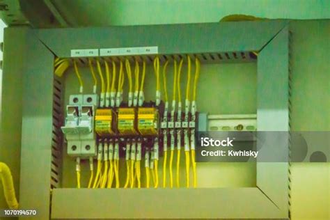 전기 주요 배전 보드 장치 선택 스위치 자동 스위치와 회로 차단기 제어 패널의 회로에 커넥터 Mdb 및 제어 패널 개념에 전기 배선 공장 산업 건물에 대한 스톡 사진 및