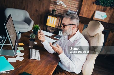 성공적인 고위 남자 전문가의 사진 흰 셔츠를 입고 현대 가제트 실내 워크 스테이션 워크샵 60 64세에 대한 스톡 사진 및 기타