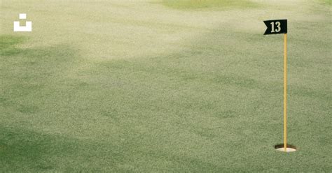 낮에는 깃발이 있는 골프장 사진 Unsplash의 무료 슐로스 리벤슈타인 호텔 운트 레스토랑 이미지